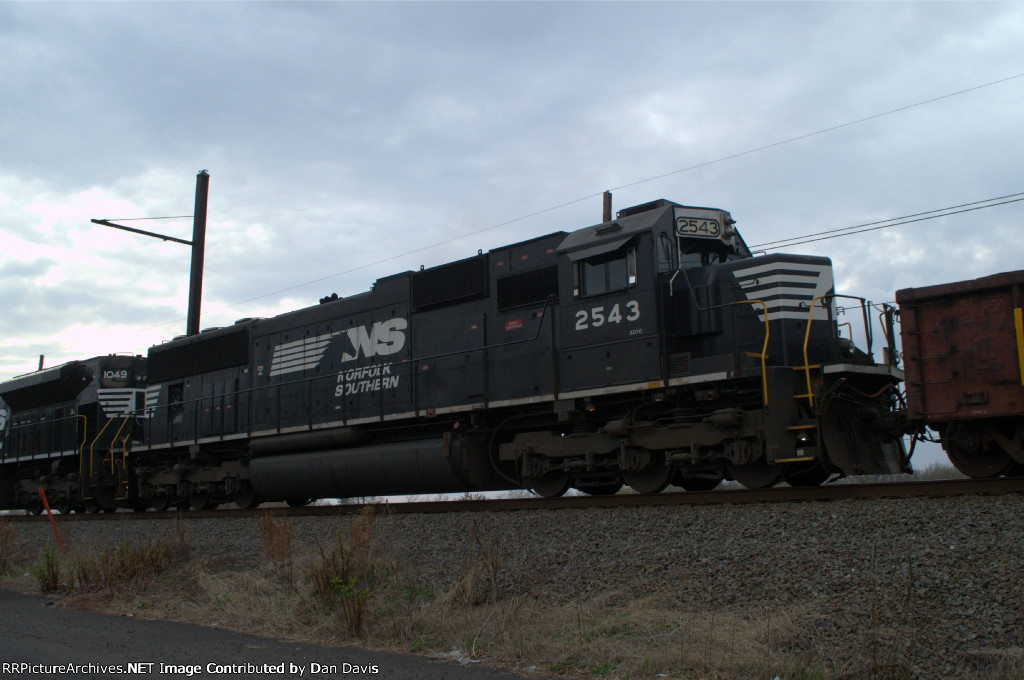 NS SD70 2543 trails on 60Z